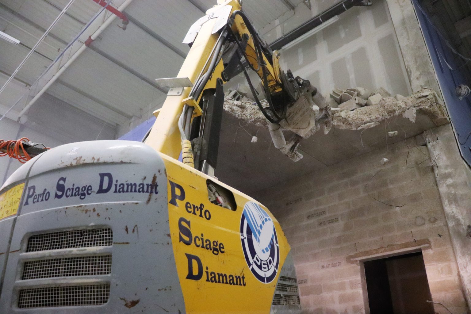 DÉMOLITION DE DALLES - BROKK 330 - Perfo Sciage Diamant